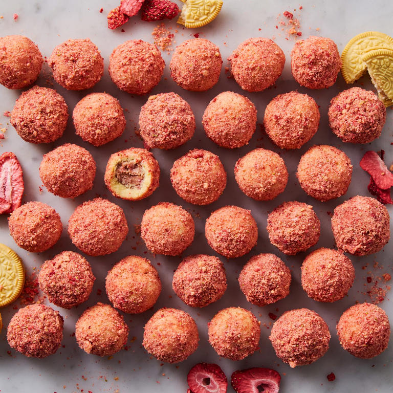 These strawberry crunch bites are packed with protein & nostalgia