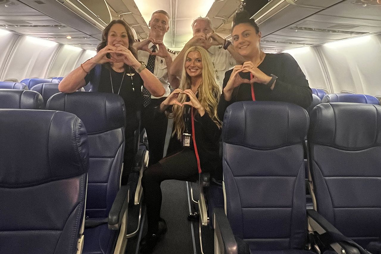 Bride and groom go viral for exchanging vows at 36,000 feet during ...