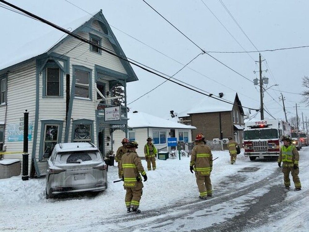 Minivan crashes into Manotick storefront during storm