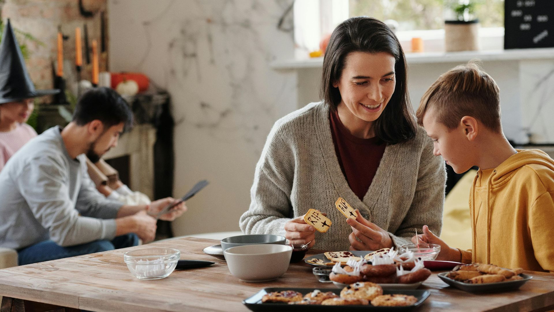 20 childhood experiences that cause resentment in adult siblings