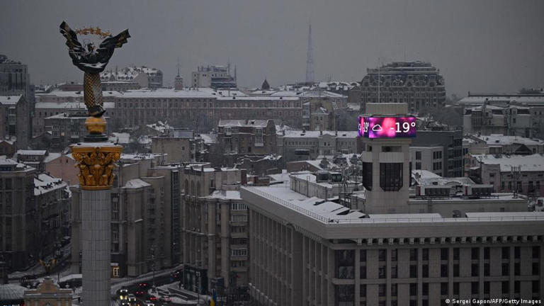 Mieszkańcy Kijowa bez prądu i ogrzewania. Jak sobie radzą?