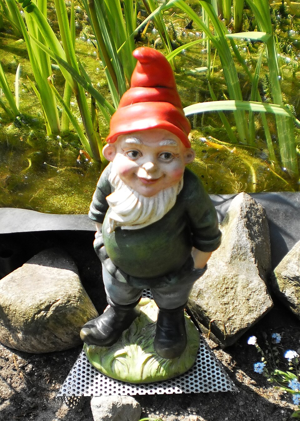 Florida granny buries sister next to garden gnome