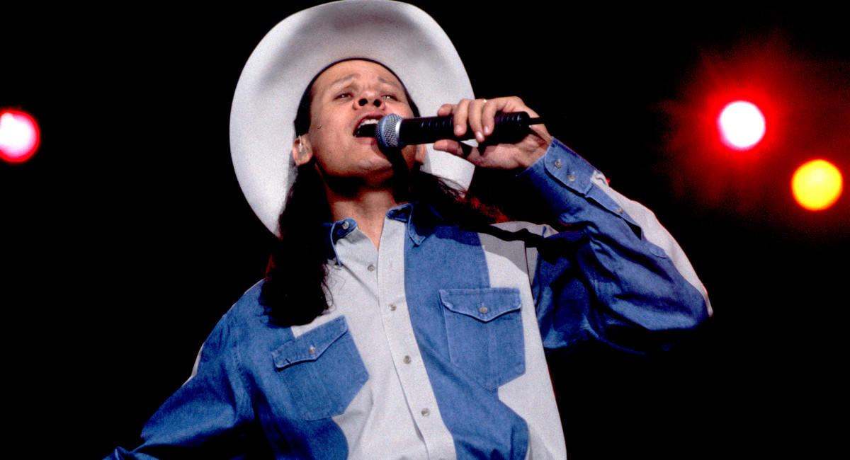 '90s country icon has led fans in the Pledge of Allegiance every day ...