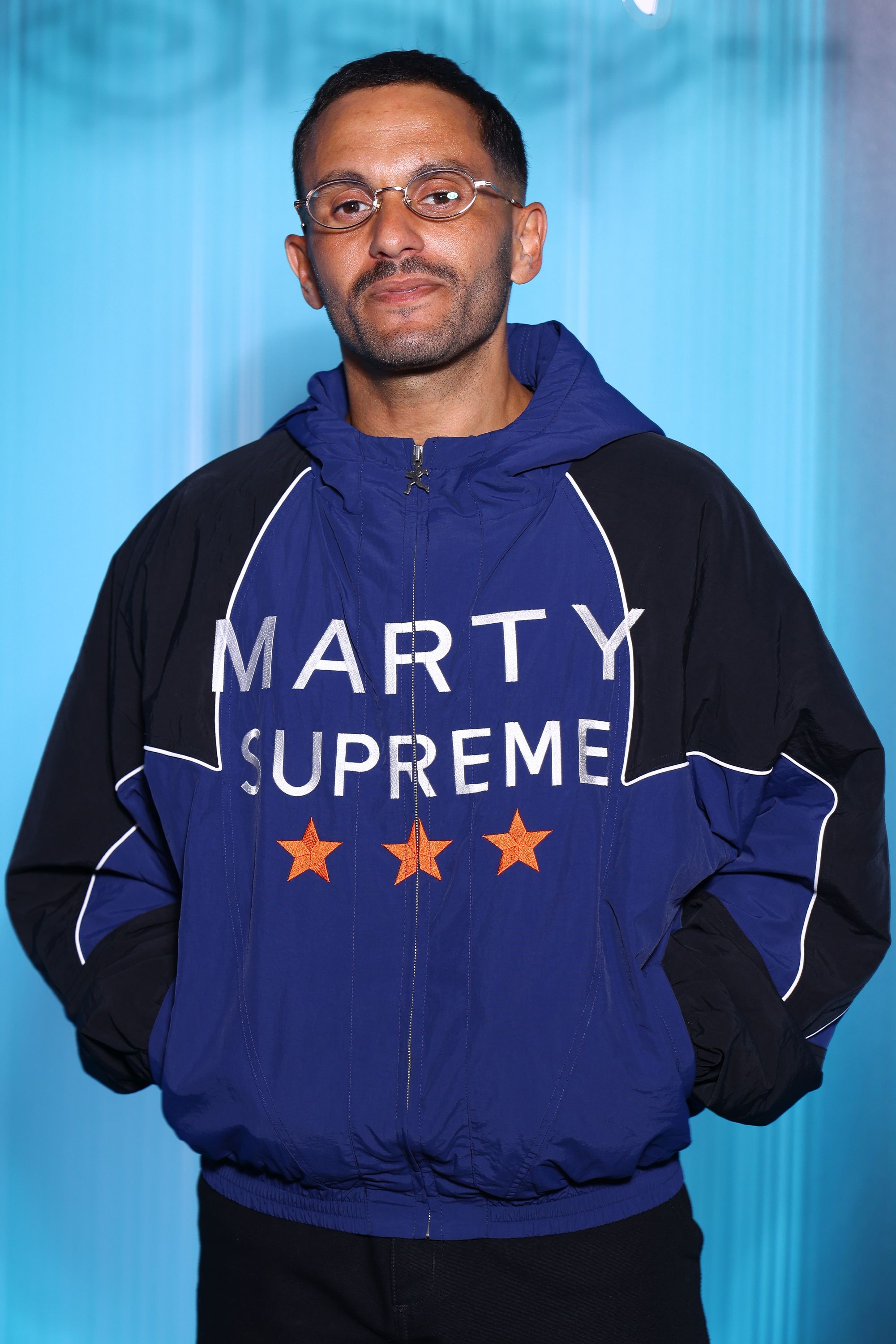 Malik Bentalha est le 1er Français à porter la veste Marty Supreme, il ...
