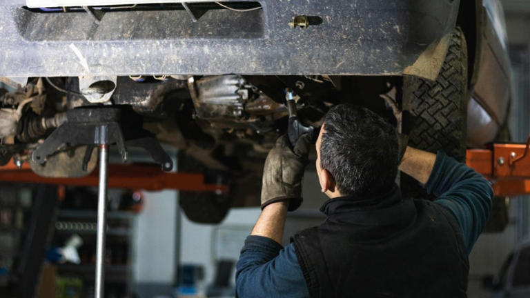 Ford is giving away Carhartt gear to attract new mechanics hires. That ...