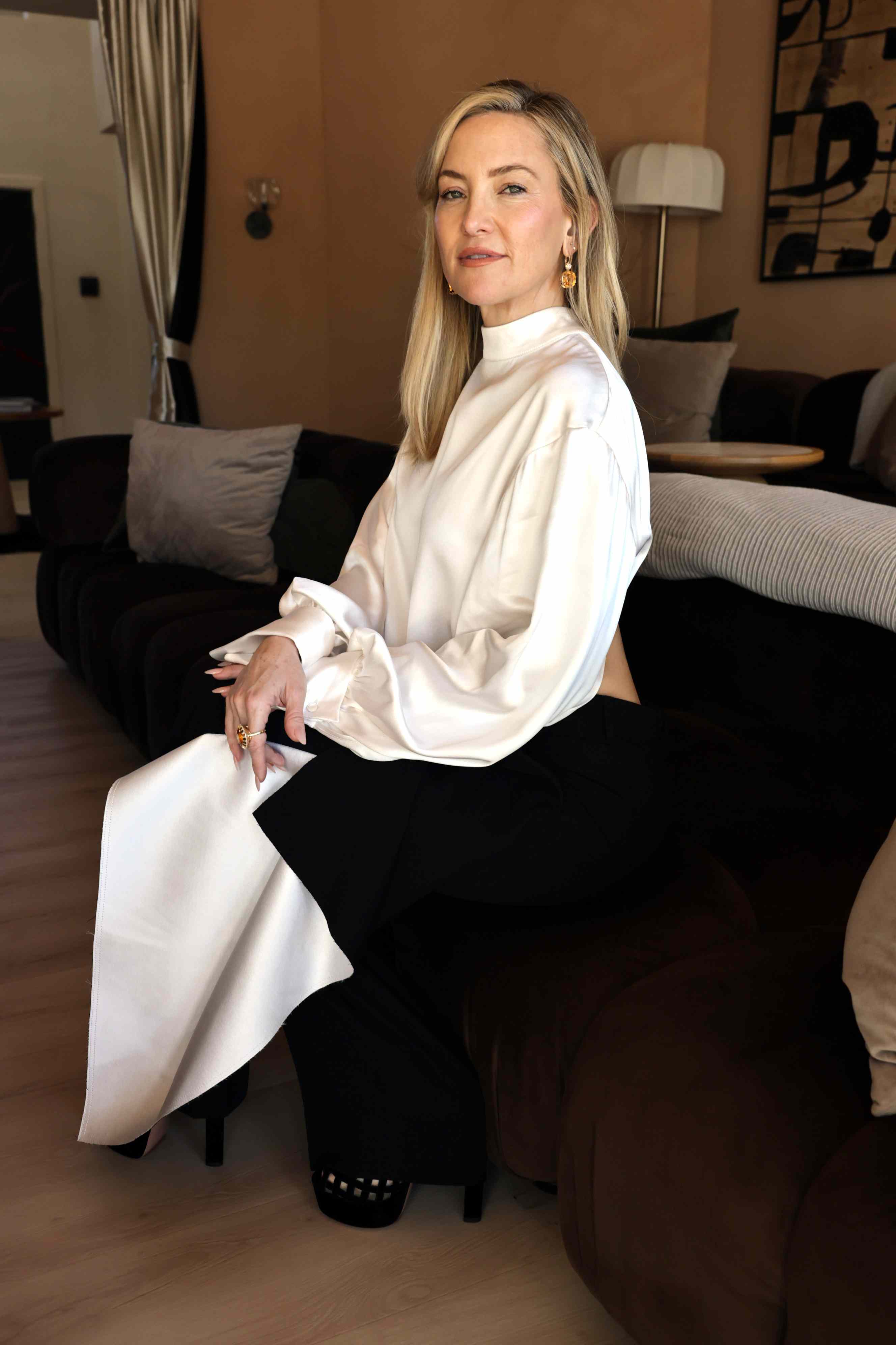 Kate Hudson pairs $41,000 in jewelry with a high-neck blouse featuring ...