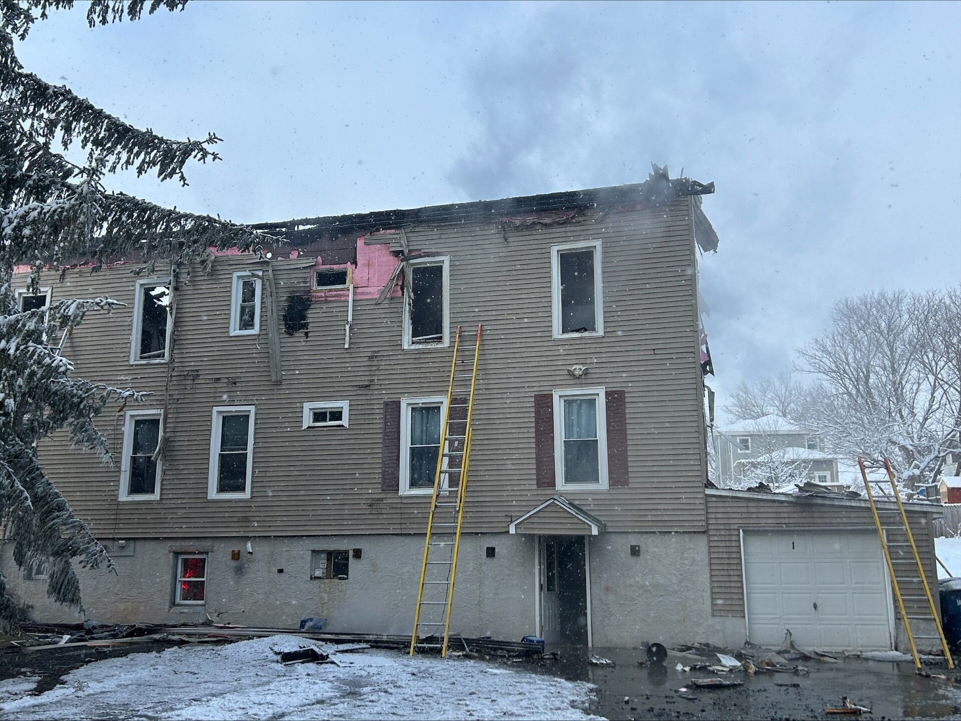 Fire badly damages apartment building in Van Buren