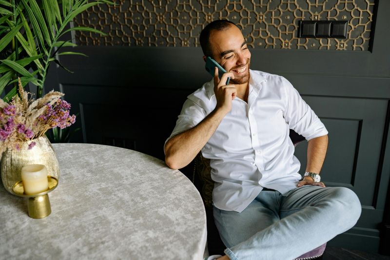10 social habits that quietly push people away