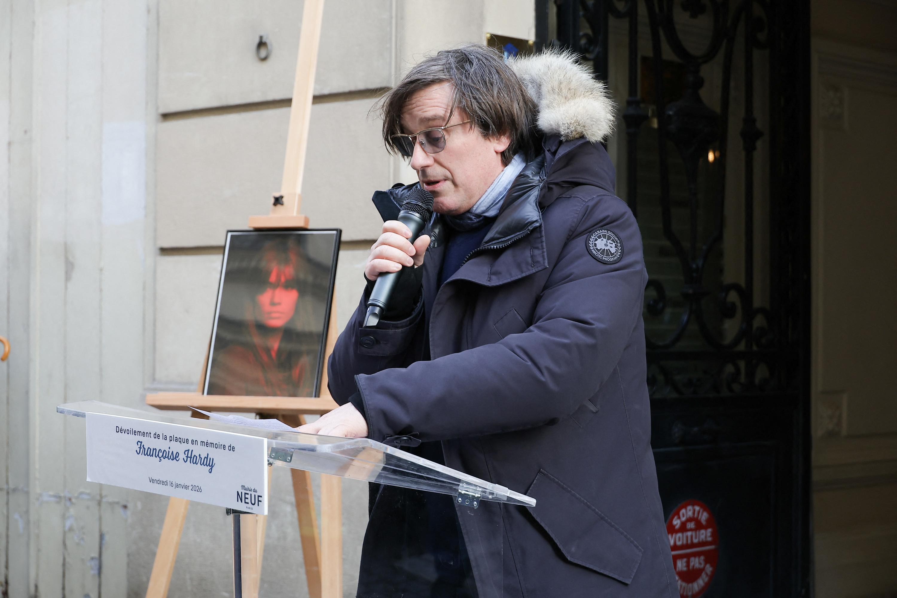 Thomas Dutronc honore sa mère Françoise Hardy en un lieu spécial ...