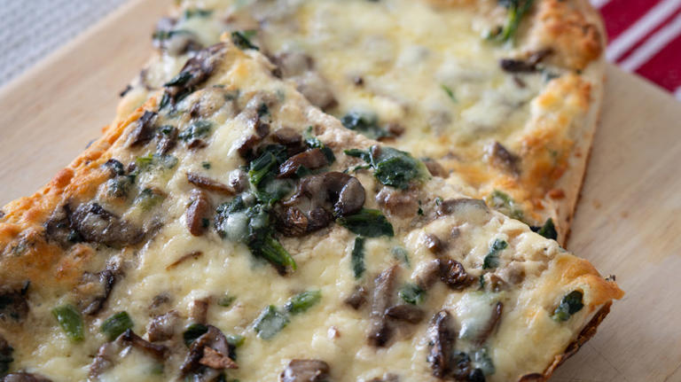 This rich and savory Trader Joe's flatbread is a hidden gem for fast ...