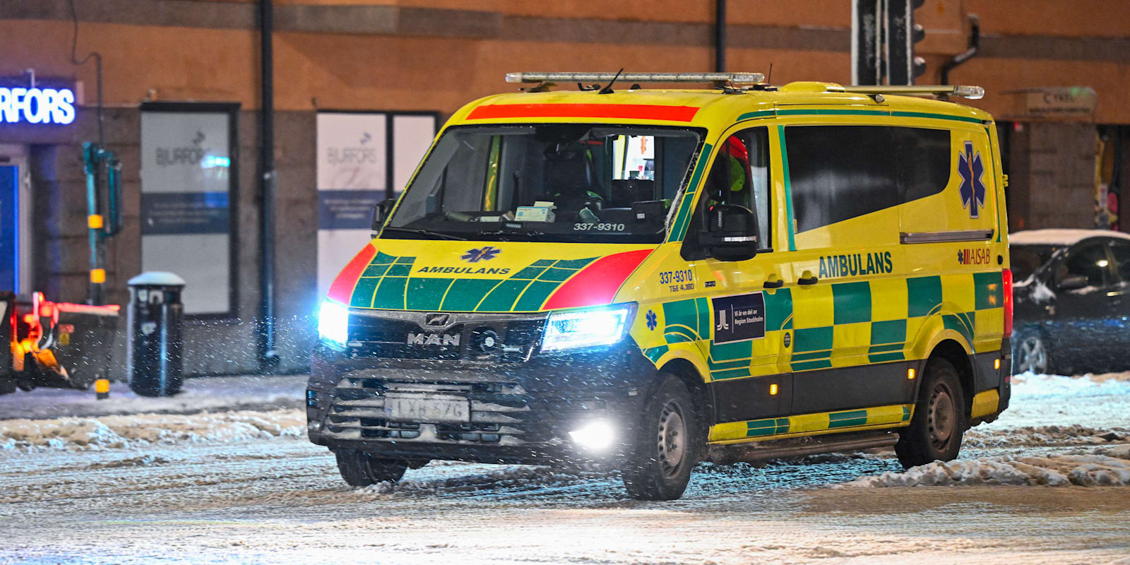 Ambulanser körde fast i snön i Stockholm – tog sig inte fram till patienter