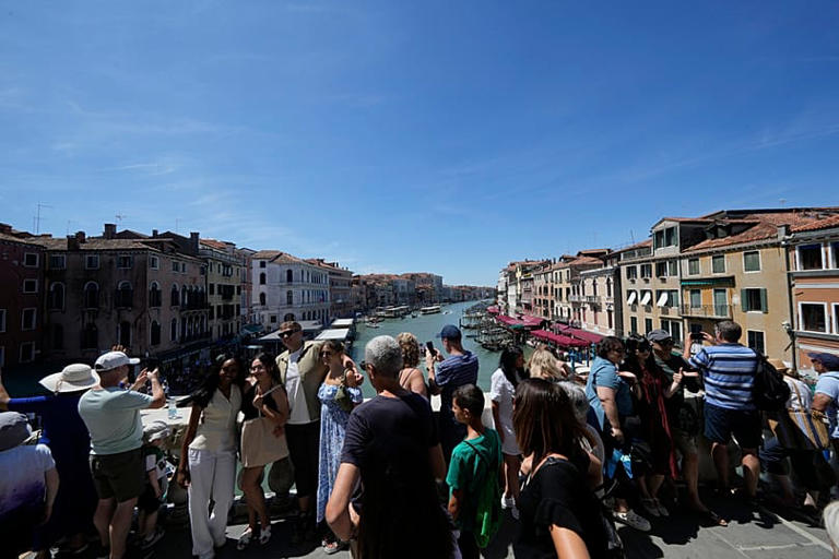 Le Louvre augmente les tarifs pour les non-Européens : ces sites ...