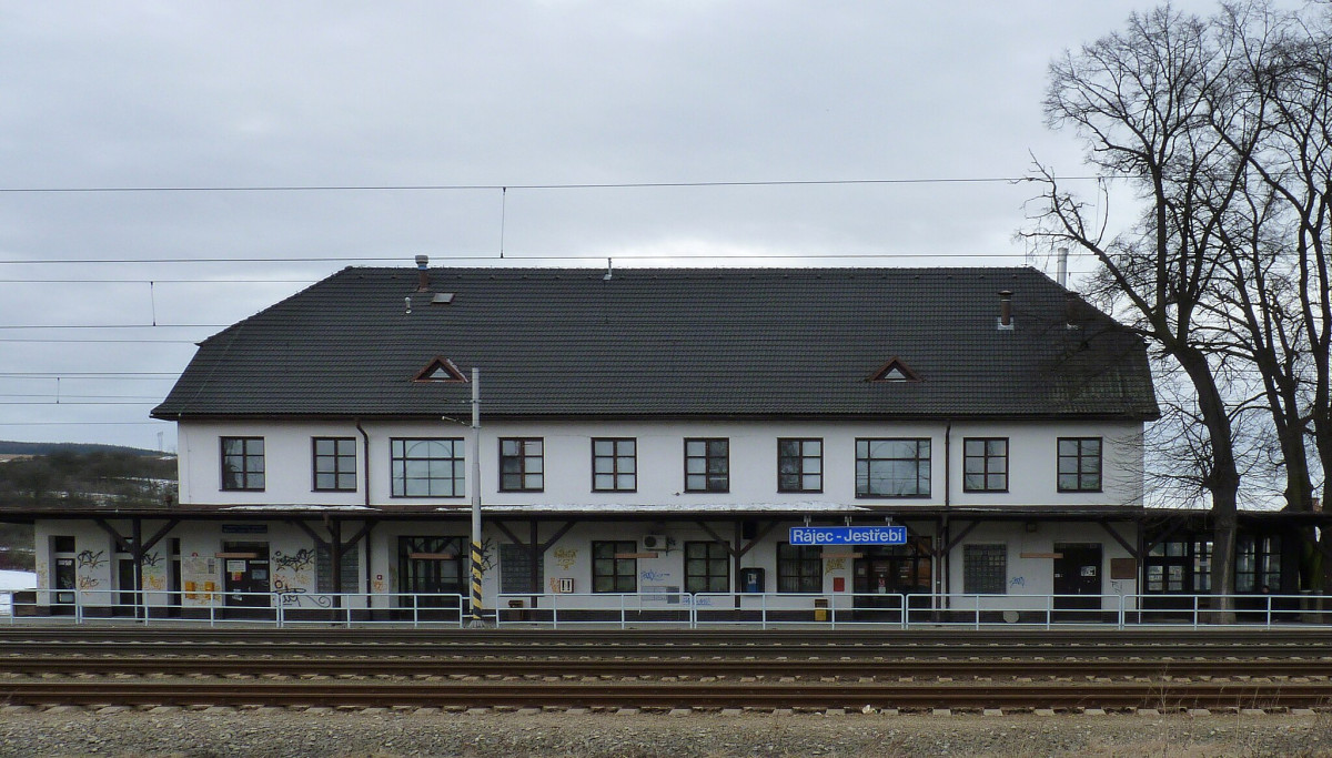 Další vyhaslý život na železnici. Rychlík srazil ženu na Blanensku ...