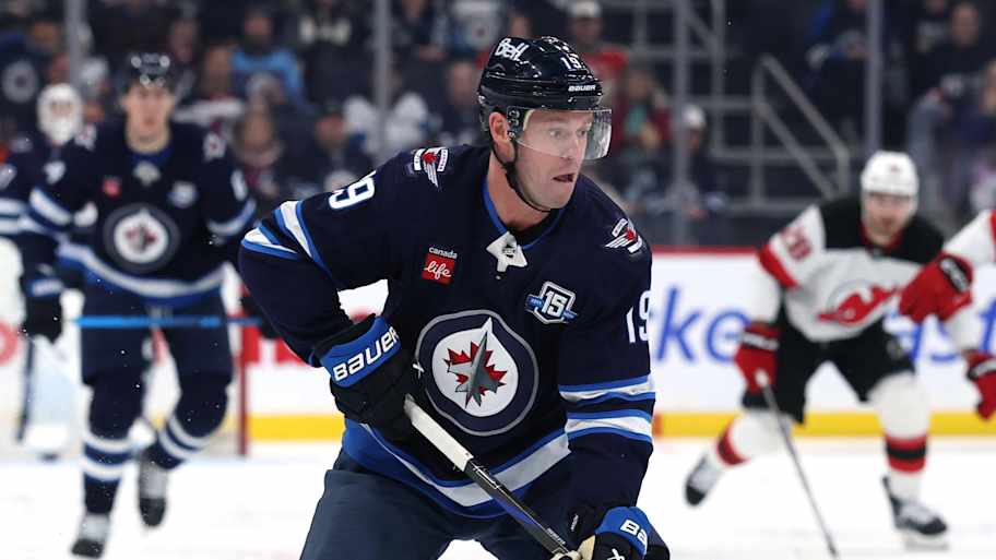 Jonathan Toews hits another NHL scoring milestone in Jets victory