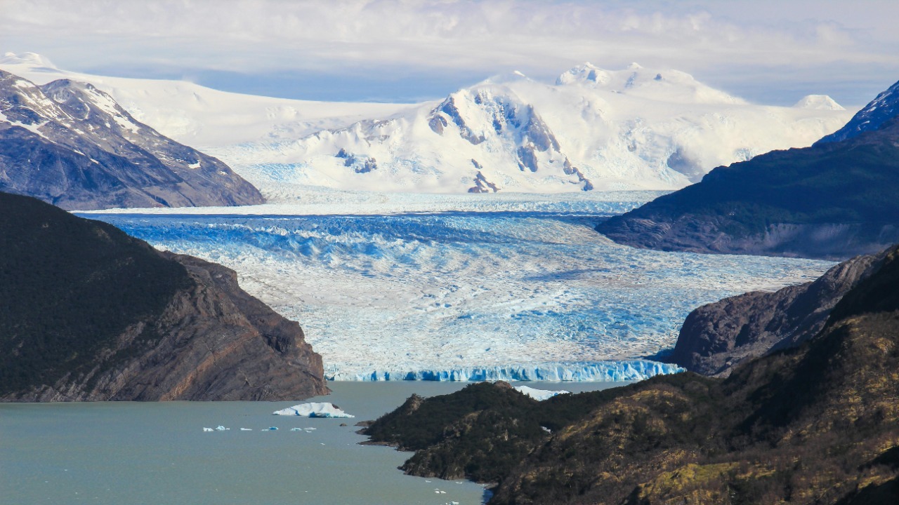 New Antarctica map exposes secret mega-lakes and mountains under 2 ...