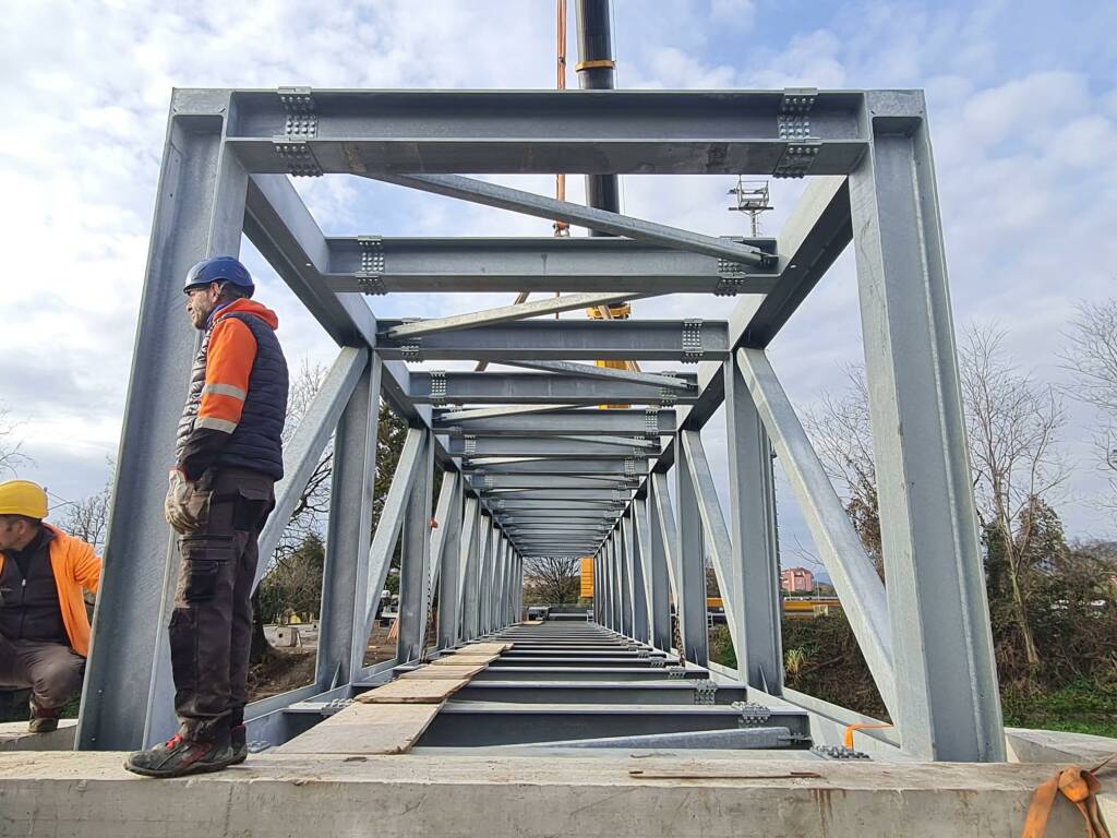 Ciclovia Tirrenica, varata a Fosdinovo la passerella sul torrente Isolone