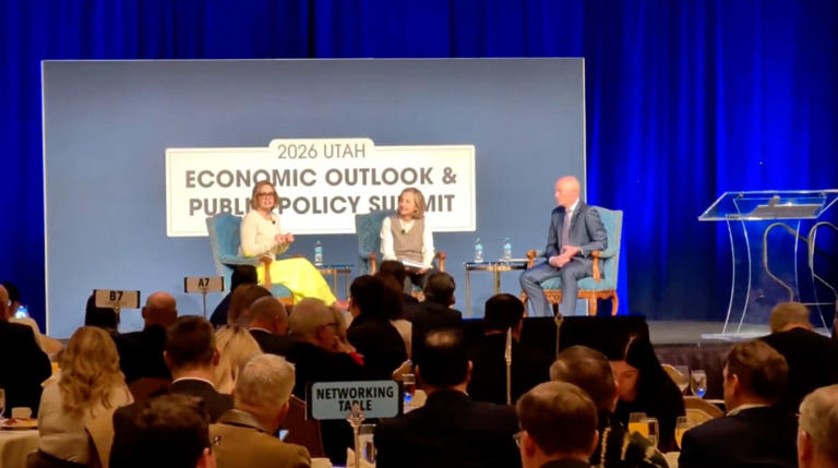 Hecklers in Utah interrupt former Sen. Kyrsten Sinema about allegation ...