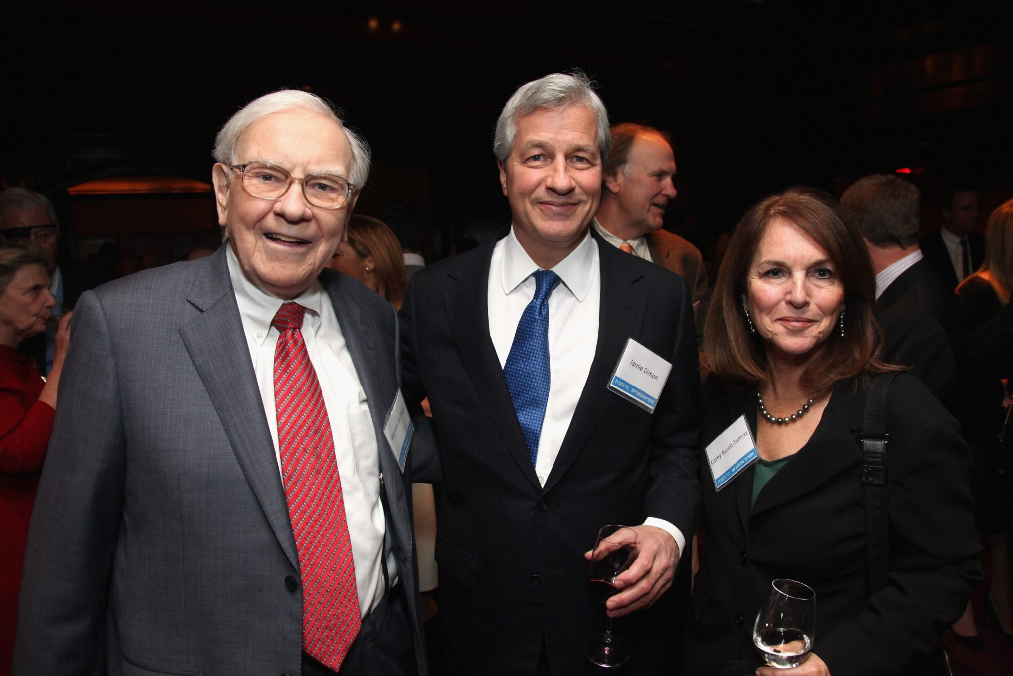 When Jamie Dimon poached a top Berkshire exec, he called Warren Buffett ...