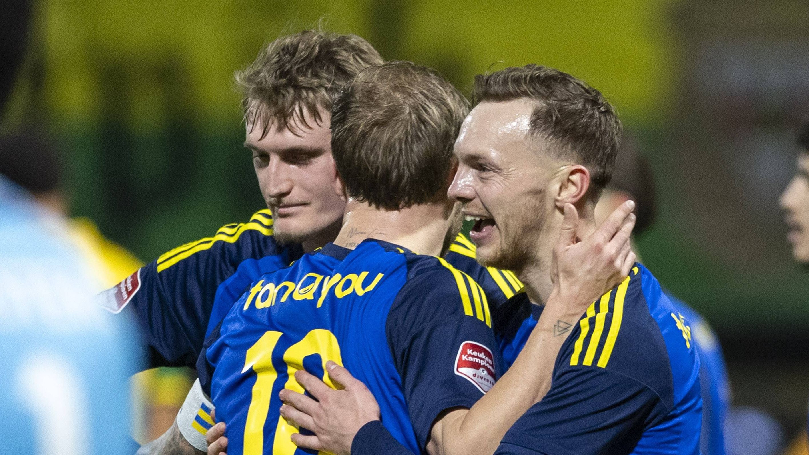SC Cambuur verslaat ADO Den Haag in topper en maakt titelstrijd weer ...