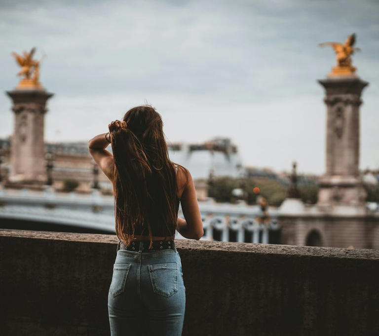 These 7 signs mean she's hoping you'll approach her