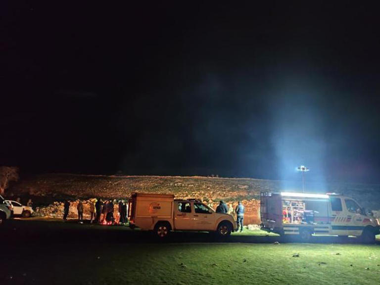 Buz tutan gölette ayak izleri ekipleri harekete geçirdi! Kaybolan 2 ...