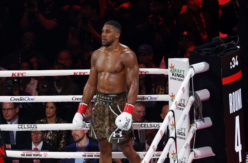 Anthony Joshua returns to gym following fatal Nigeria car crash