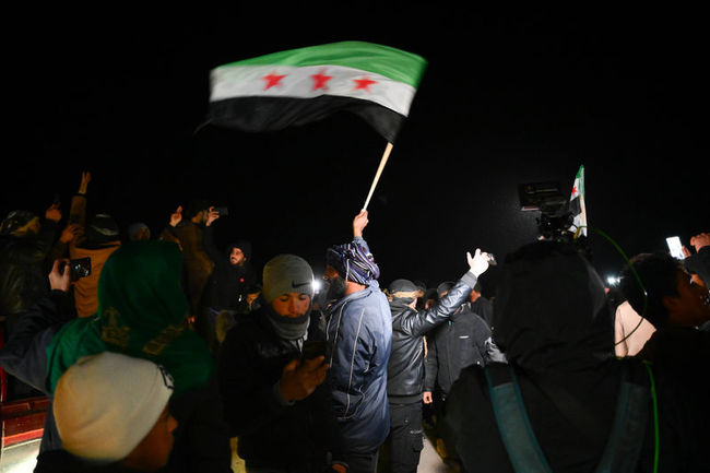 Suriye ordusunun vurduğu YPG/SDG, Fırat'ın batısından çekiliyor