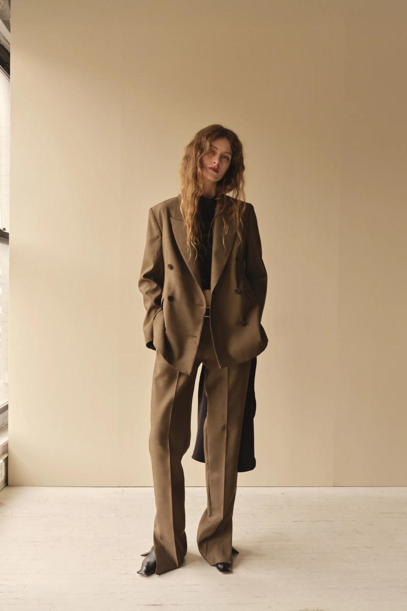 El color café es el más elegante del 2026, y así se combina según la ...