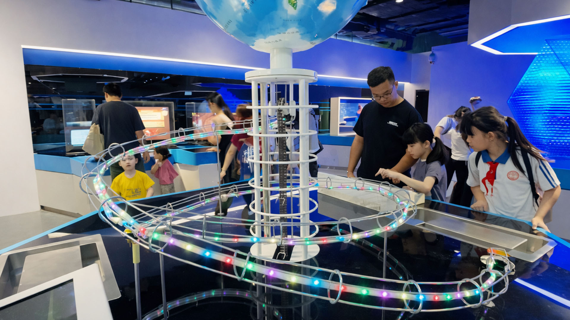 Anak-anak belajar sains di Shenzhen