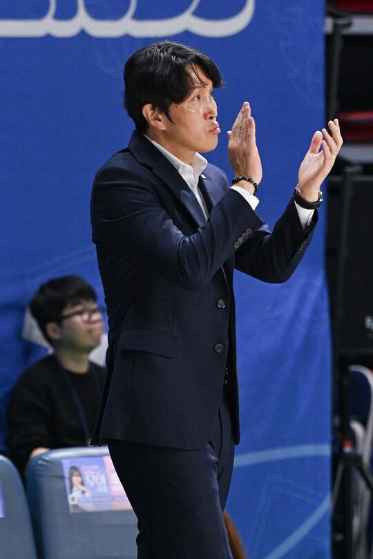 [WKBL 3라운드 리뷰] 우리은행의 두 얼굴, 처음은 시련-끝은 방긋