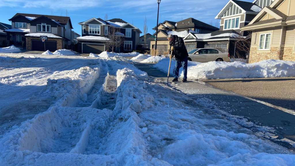 Edmonton residential parking ban, snow clearing to resume Saturday night