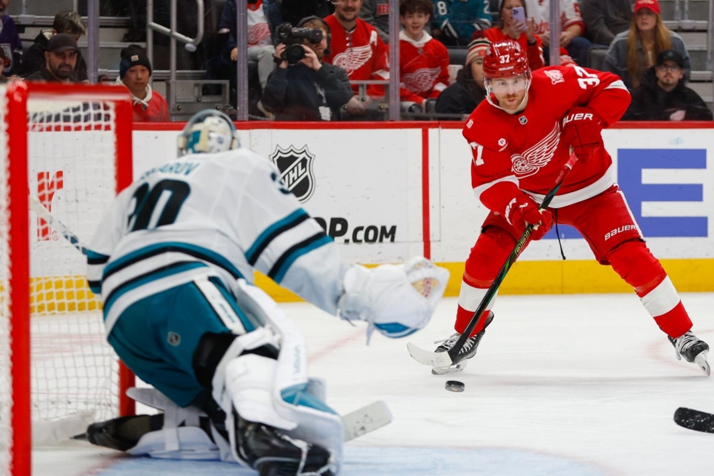 Dylan Larkin provides heroics as Red Wings down Sharks