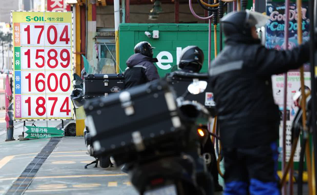 국내 주유소 기름값 6주 연속 하락…휘발유 평균가 1706.3원