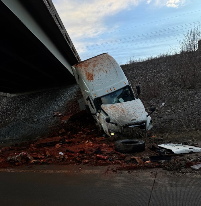 Crash involving two semis spills pasta sauce, meat on I-35 in Franklin ...