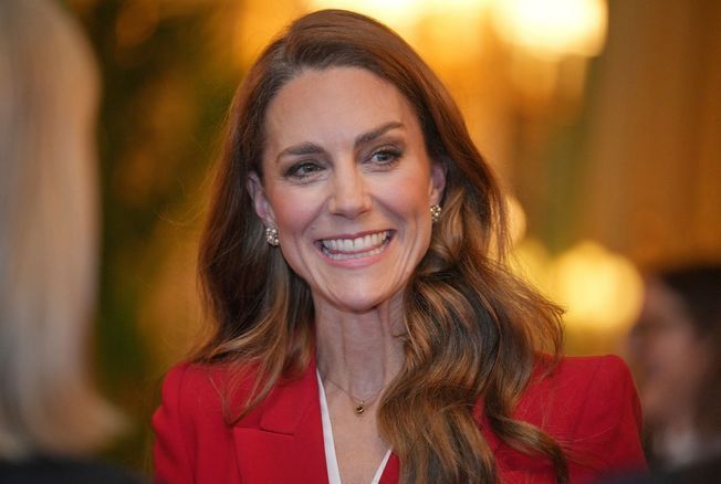 Après Letizia d’Espagne, Kate Middleton s’empare du costume rouge avec ...