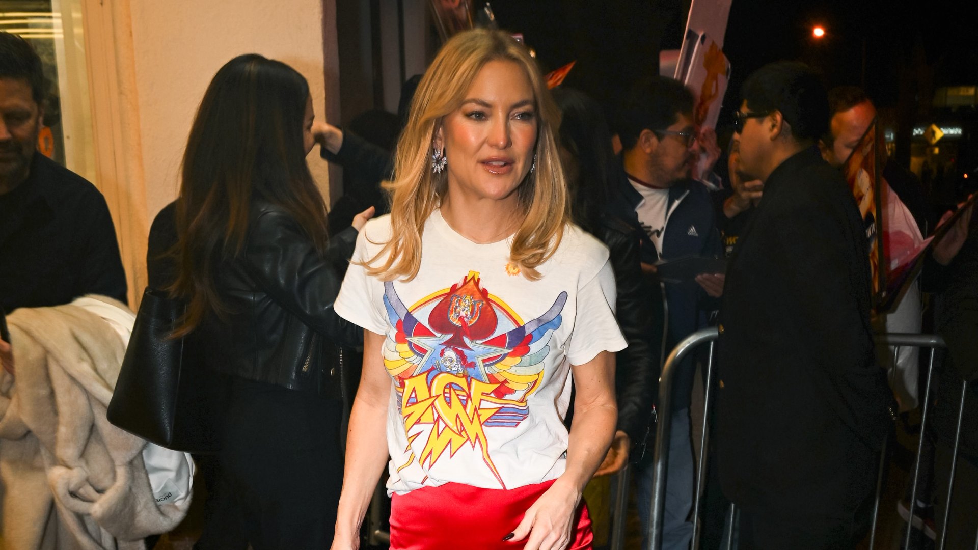 Kate Hudson just showed us how to make a graphic T-shirt look ...