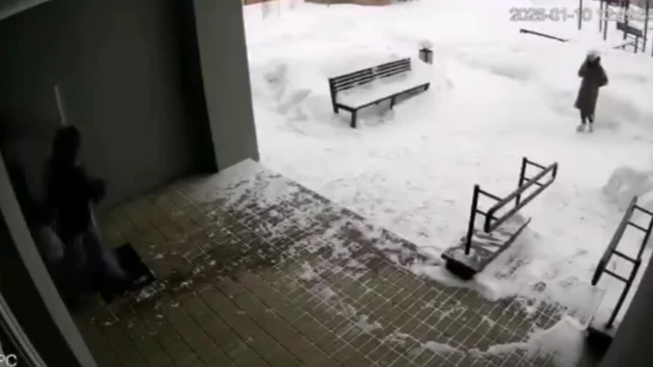 Man narrowly avoids falling window frame after holding door open in ...