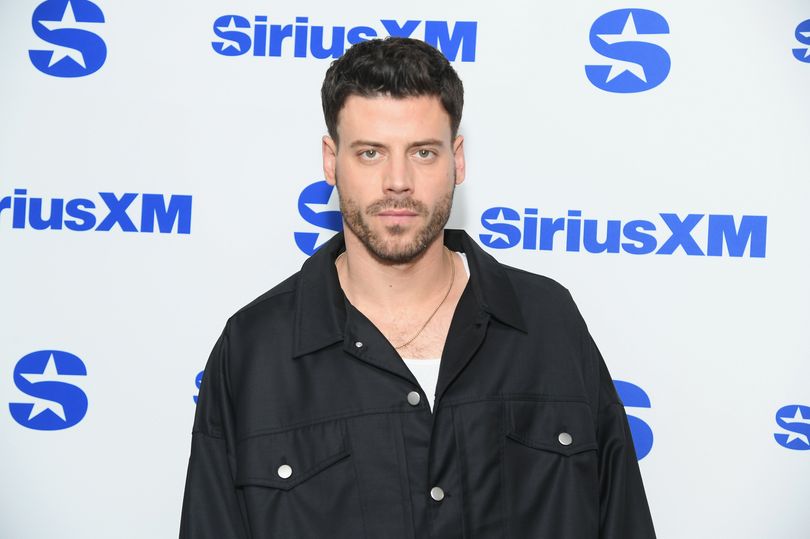 Heated Rivalry star Francois Arnaud reacts to co-star's flip off amid ...