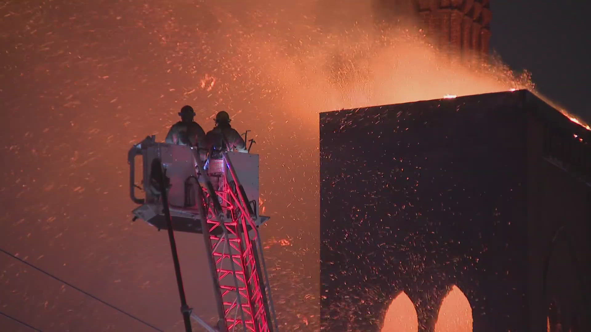 4-alarm fire devastates historic building