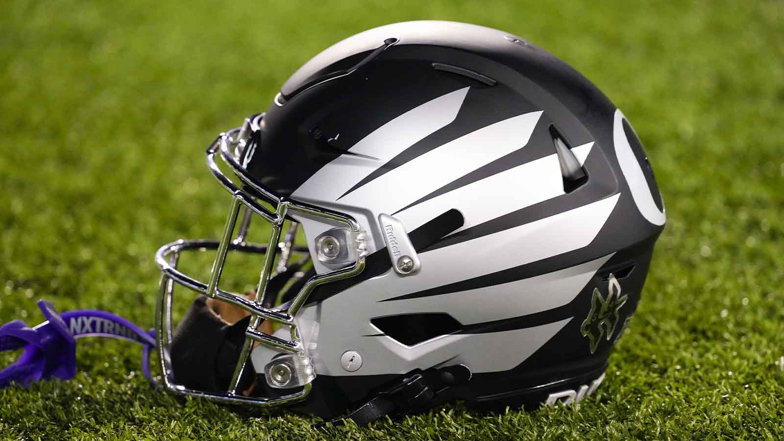 Oregon loses DL to Arkansas in transfer portal