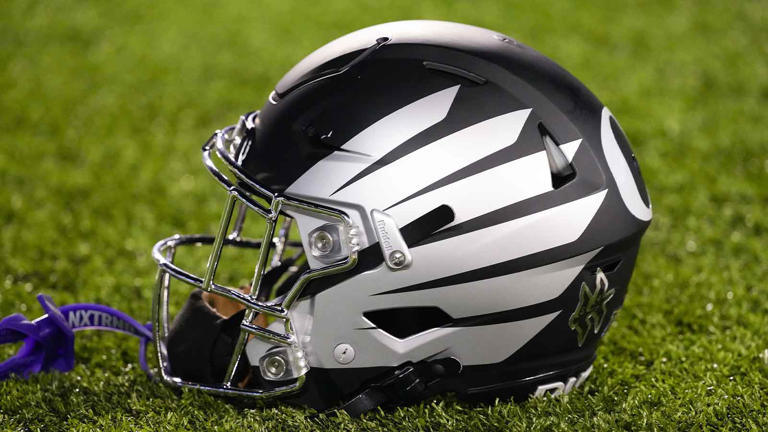 Oregon loses DL to Arkansas in transfer portal