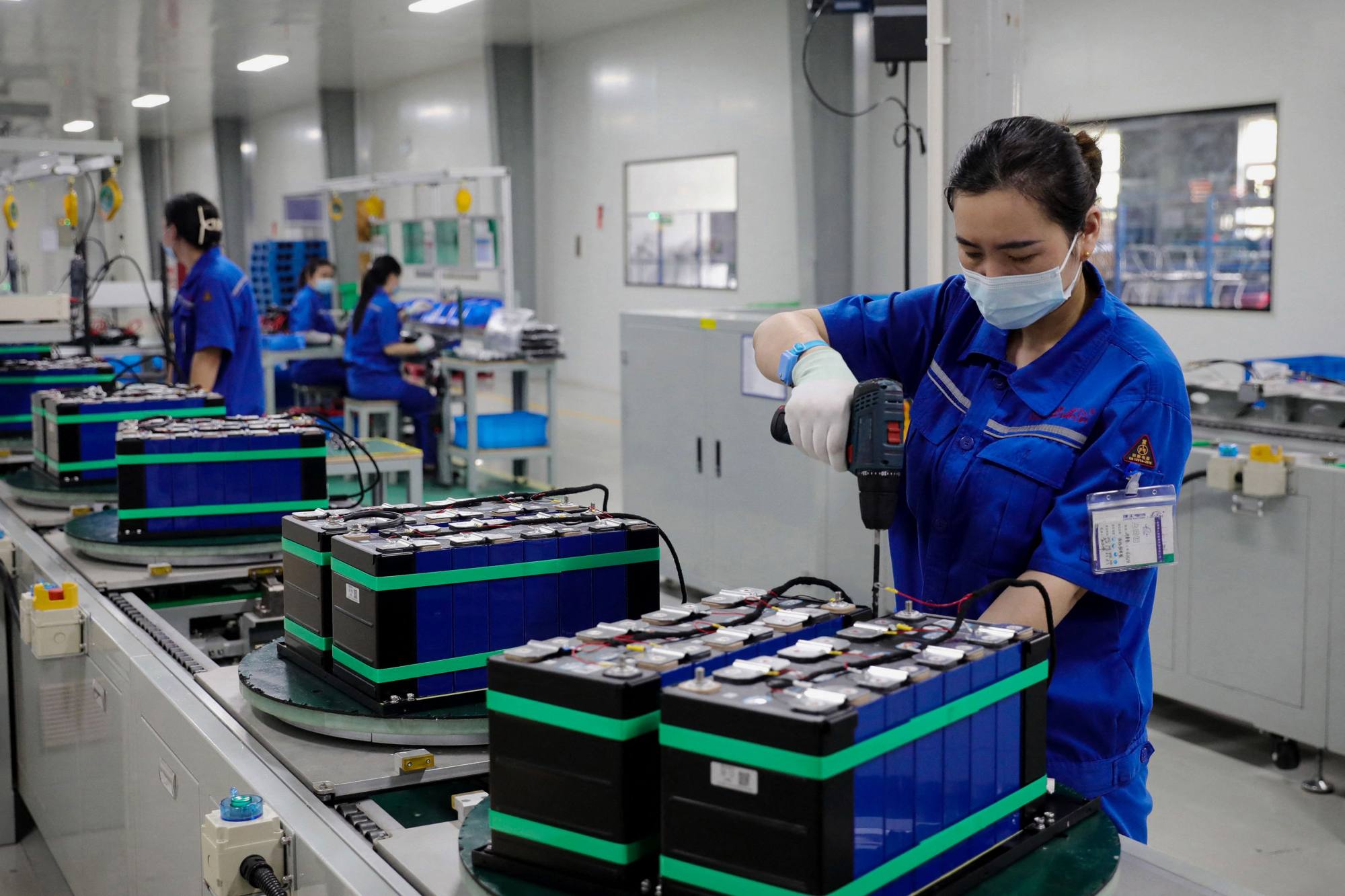 CO2 + H2O = cleaner recycling of dead lithium batteries?