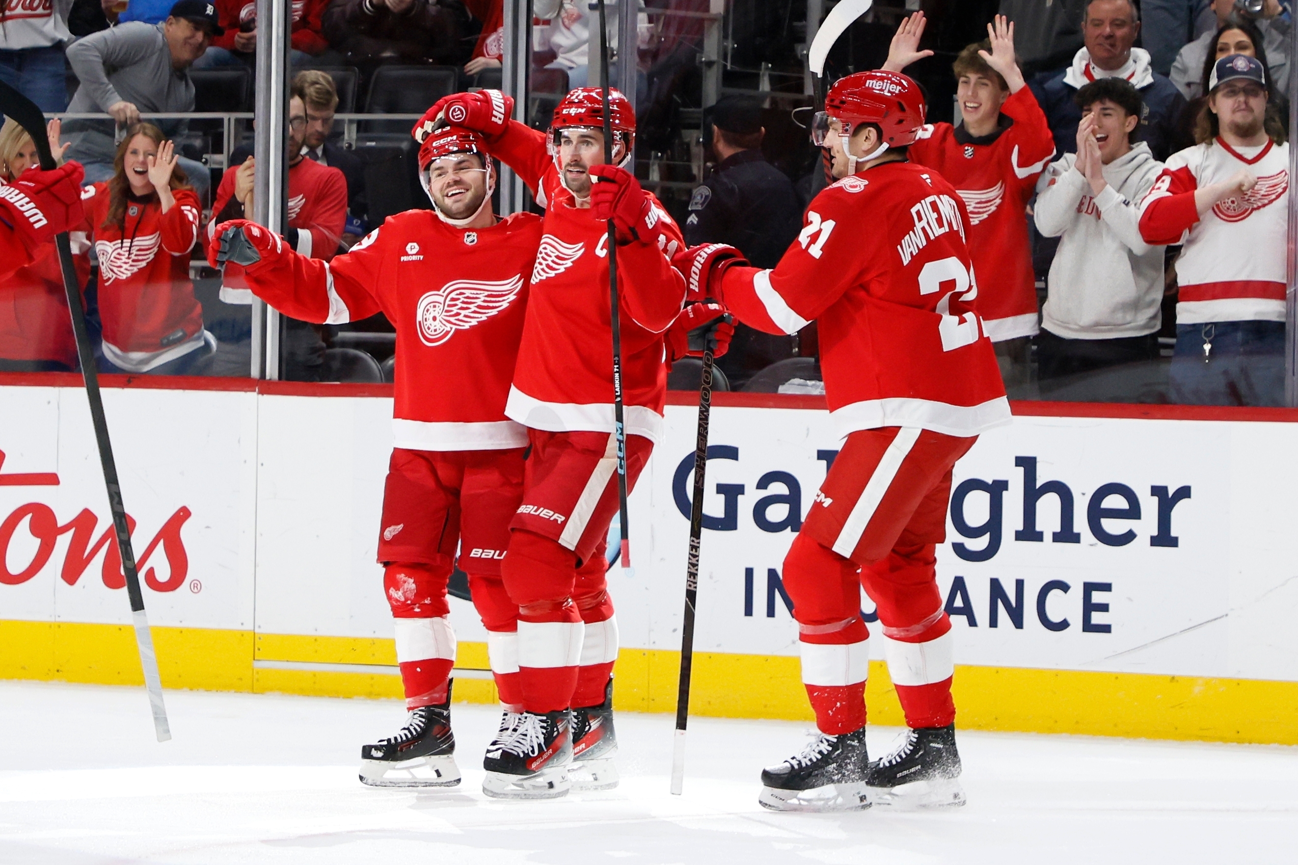 Larkin's tiebreaking goal in 3rd period sends Red Wings to 4-2 win over ...