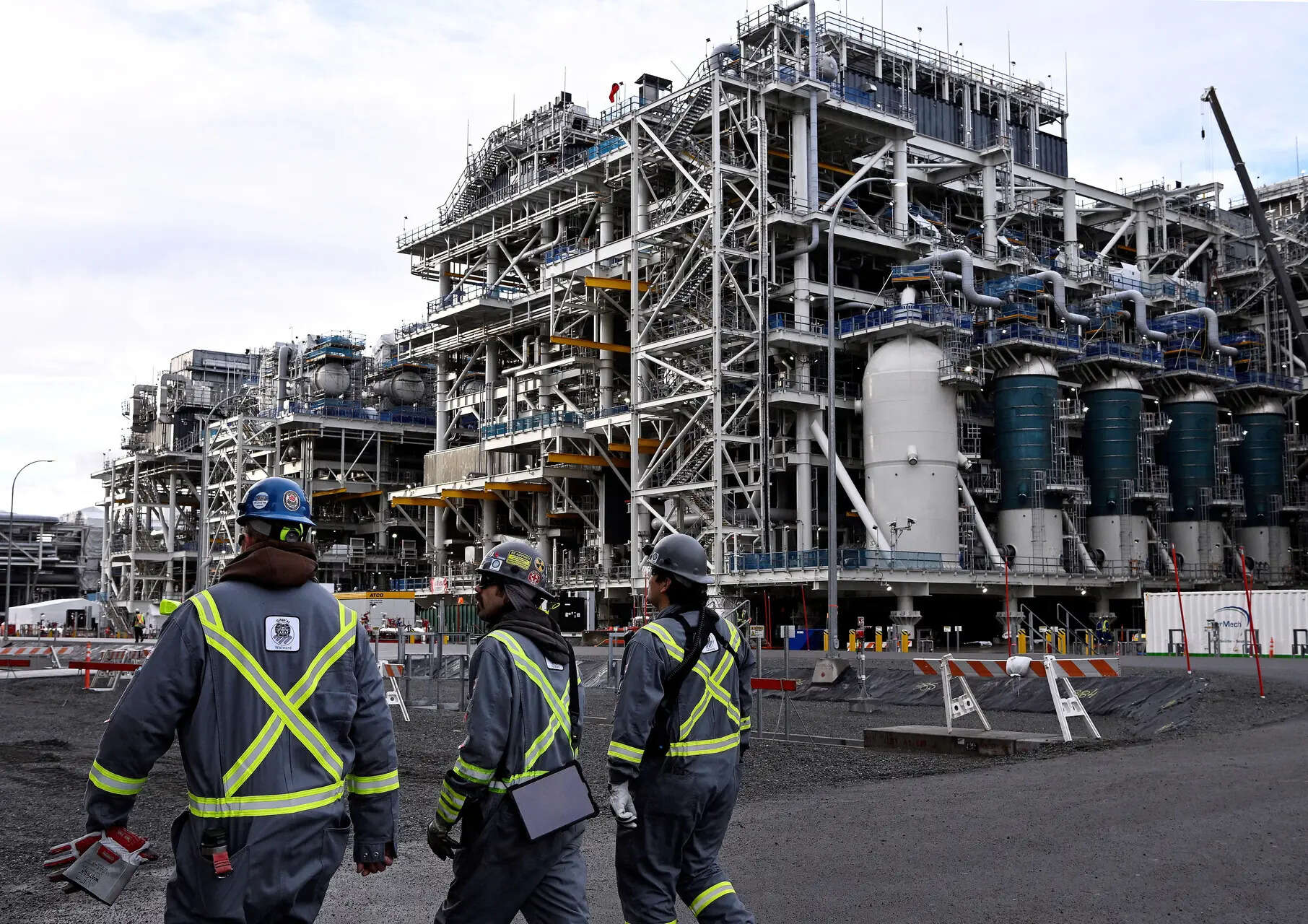 Shell and Mitsubishi explore exit options from LNG Canada amid ...