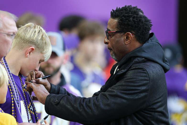 NFL legend: Eagles don’t have an AJ Brown problem, they have a QB problem