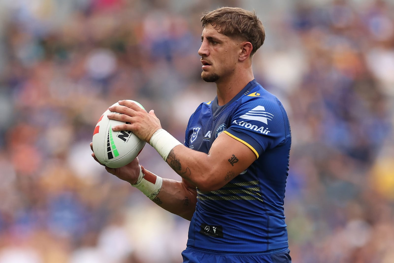 Lomax’s manager provides contract update, defends star over double ...