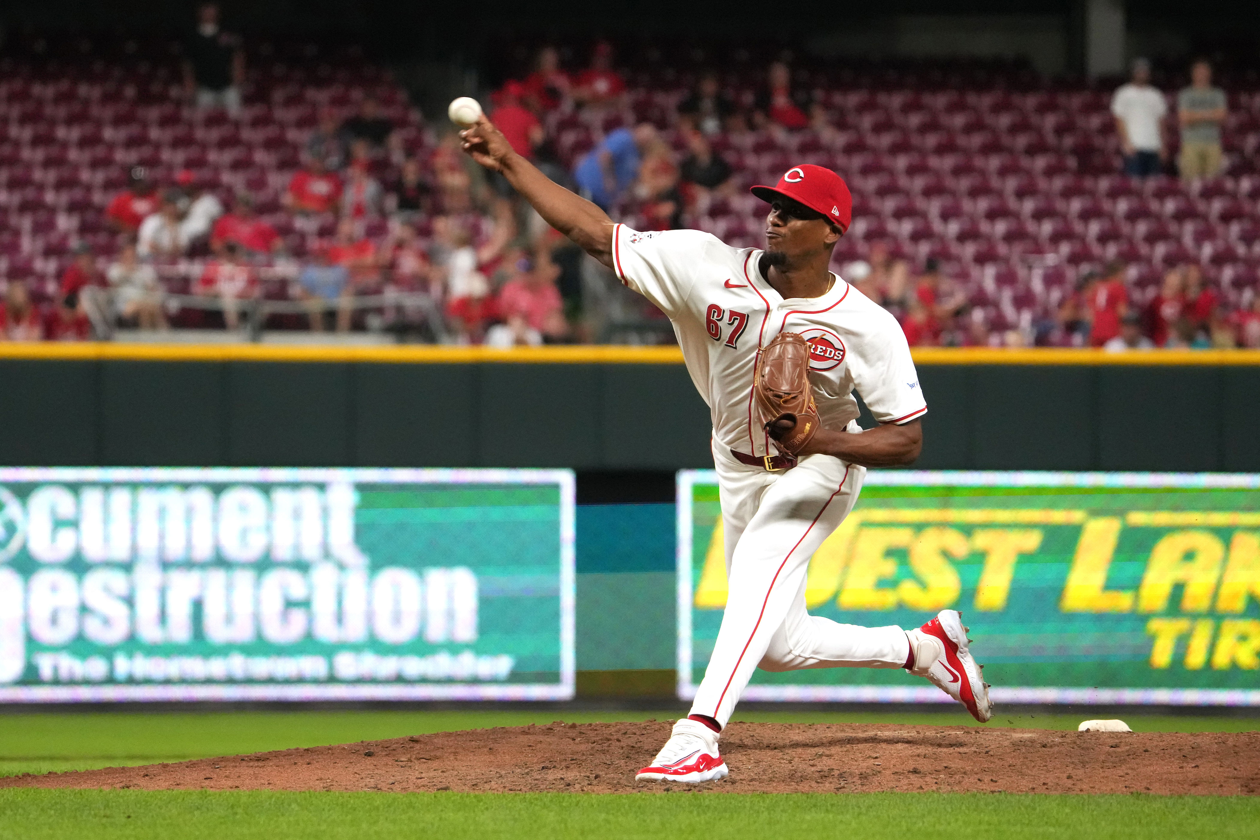 Mariners trade minor leaguer for power reliever