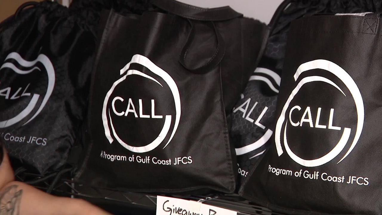 St. Pete social workers prepare for cold weekend, hand out supplies ...