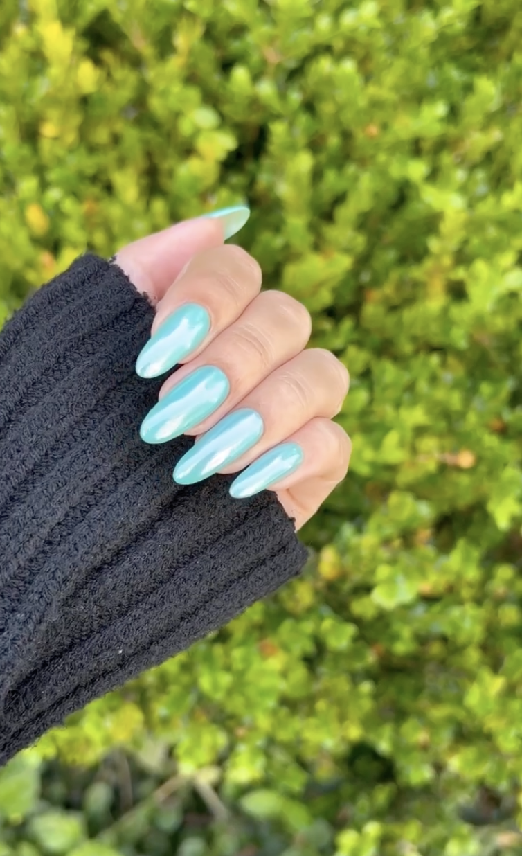 This icy winter manicure trend is my new hyper-fixation