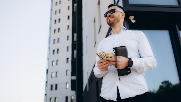 10 subtle clues someone is secretly way richer than they look